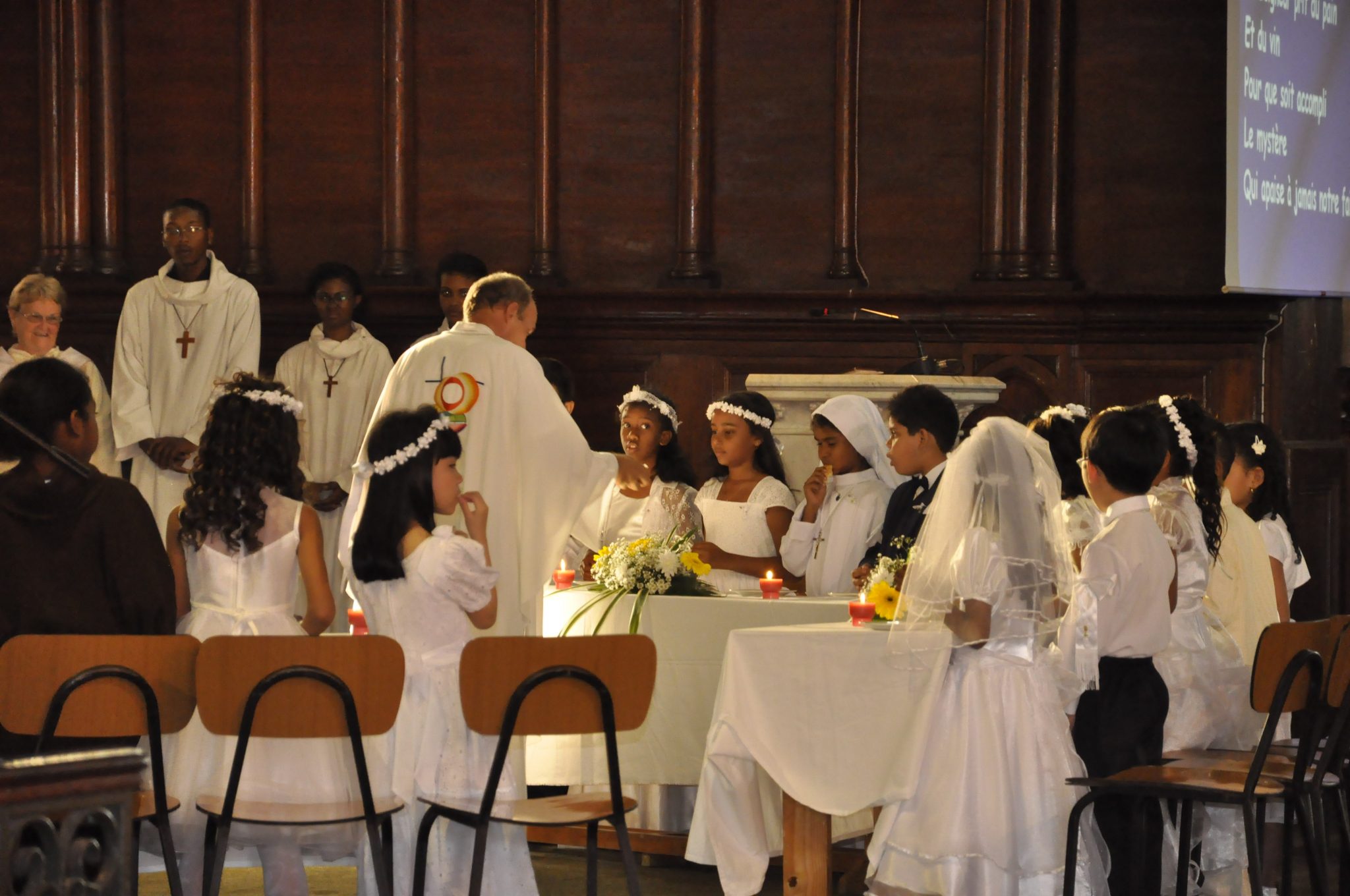 PREMIERE COMMUNION : 24 enfants ont été invités à la table du Seigneur...